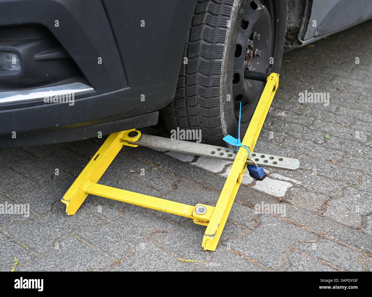 PRODUCTION - 16 April 2025, Hesse, Dreieich: A Heusenstamm police car ...