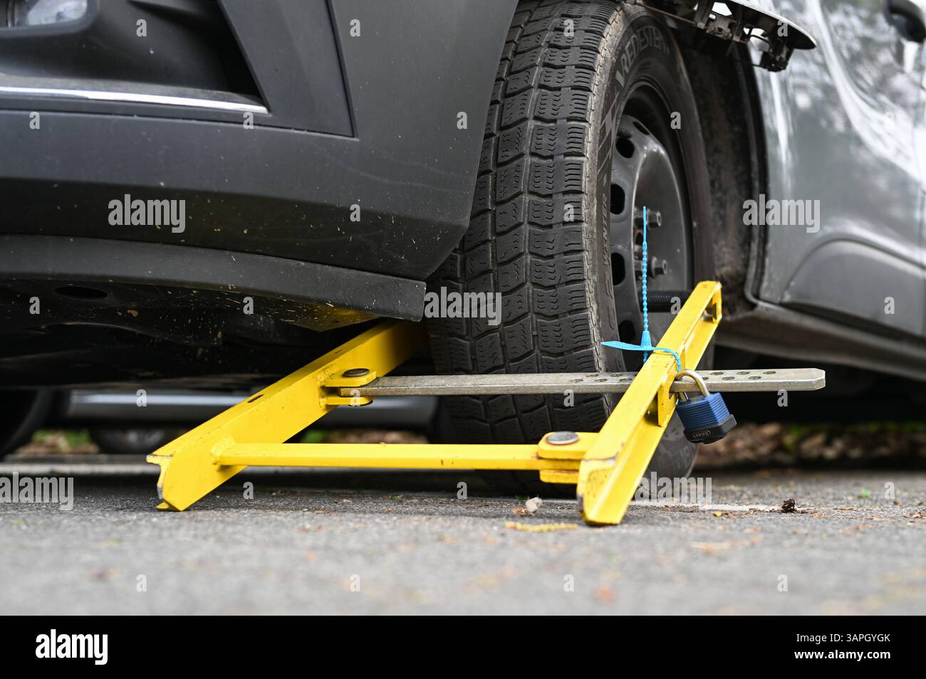 PRODUCTION - 16 April 2025, Hesse, Dreieich: A Heusenstamm police car ...