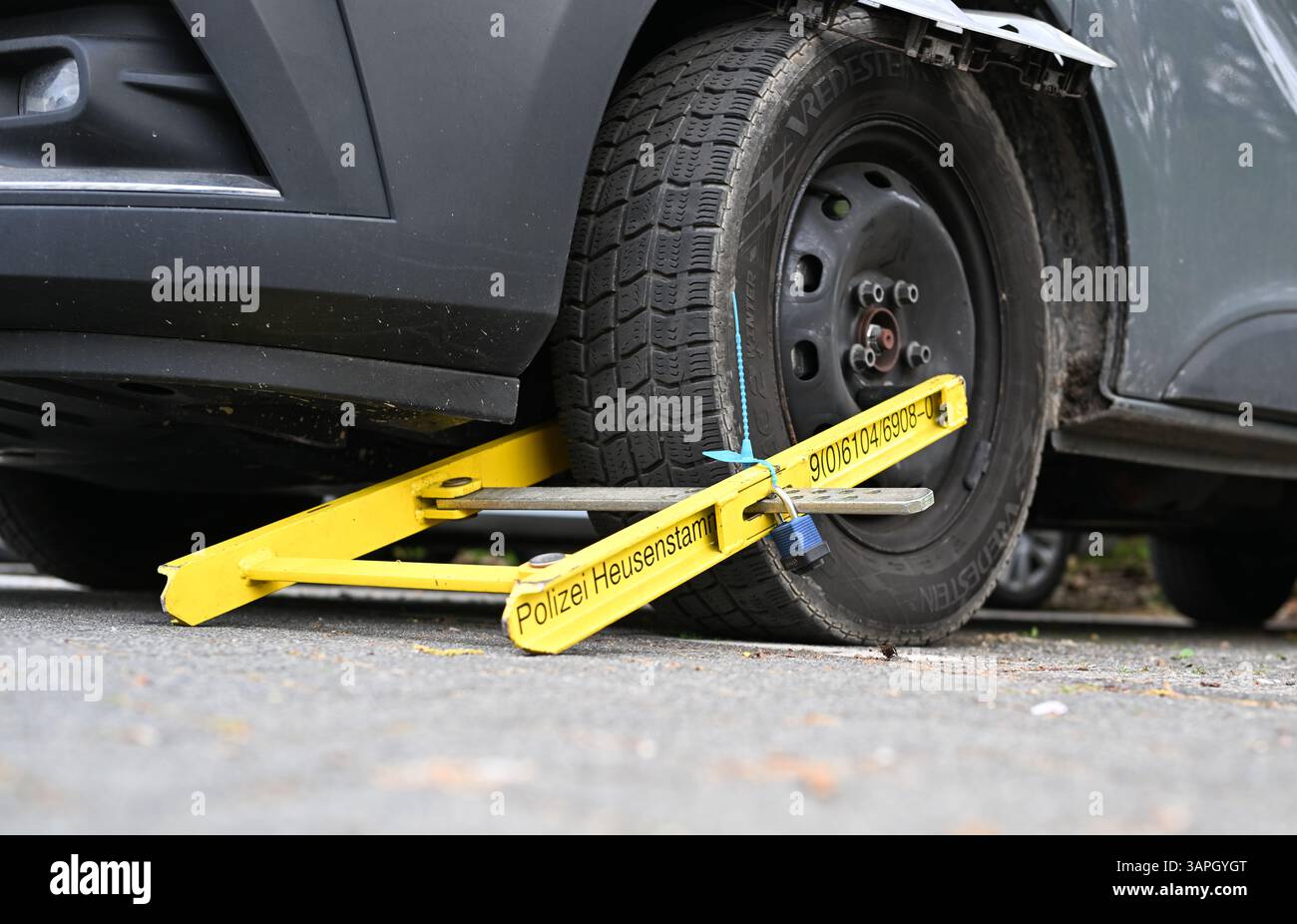 Dreieich, Germany. 16th Apr, 2025. A Heusenstamm police car claw is ...