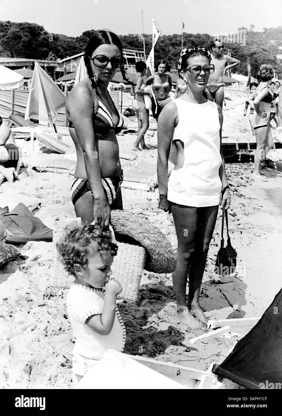 Jan. 1, 2011 - JOAN COLLINS AND SON SACHA WITH NATALIE WOOD AT TAHIT ...