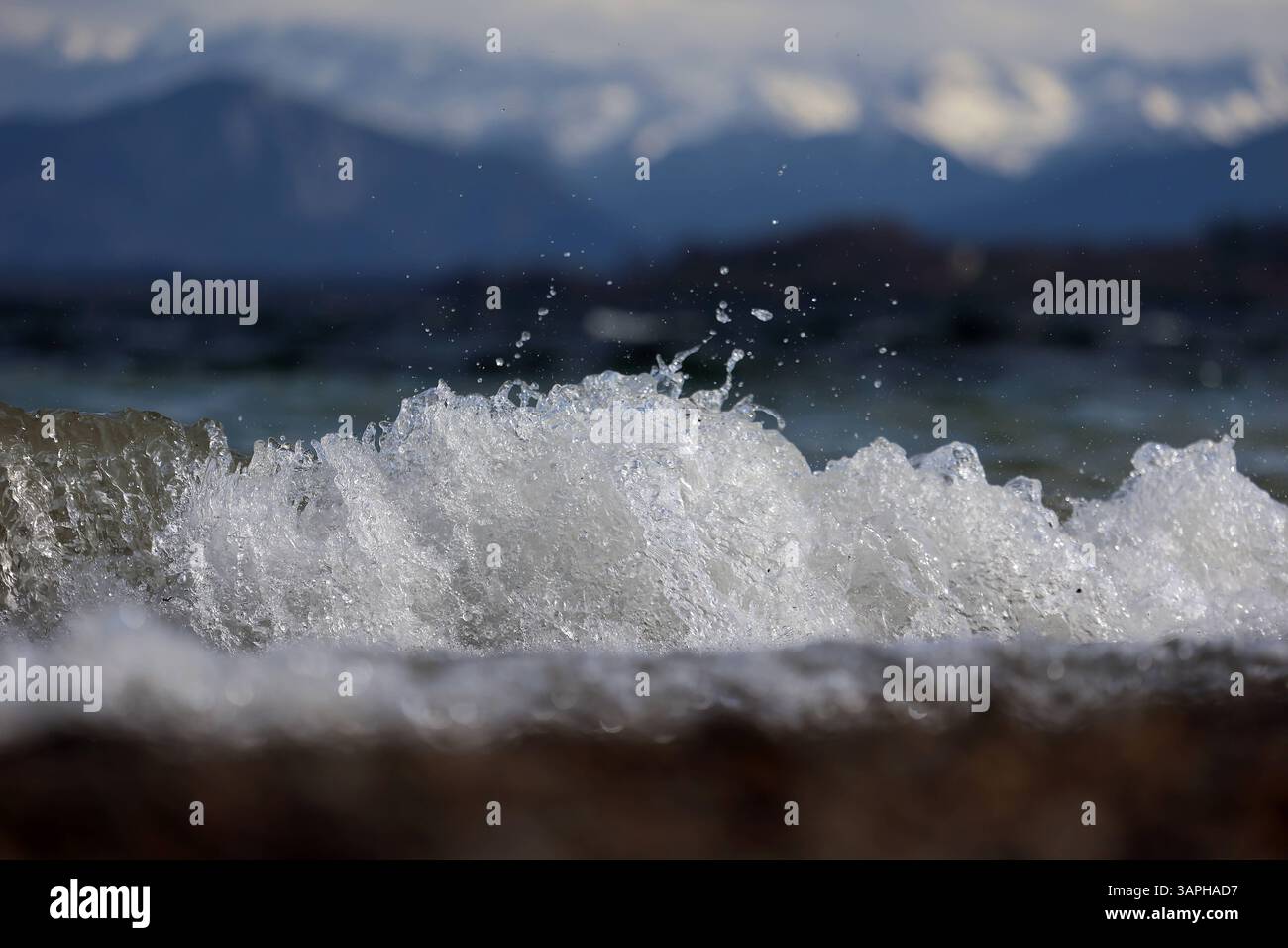 Starker Wind mit Wellen, Wellengang, Gischt, spritzendem Wasser am Ufer ...