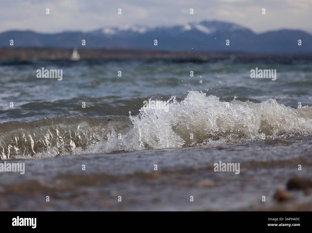 Starker Wind mit Wellen, Wellengang, Gischt, spritzendem Wasser am Ufer ...