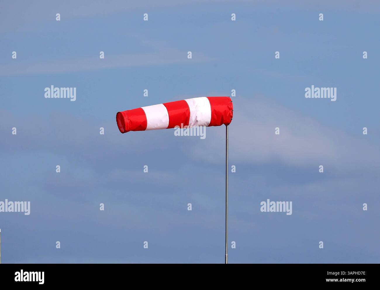 Hier im Bild ein Windsack, Windhose, Windbeutel ,Windsocke bei starkem ...