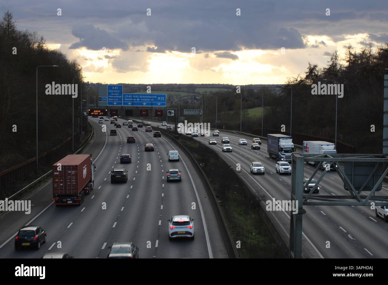 Vehicles on the M25 Motorway Stock Photo - Alamy