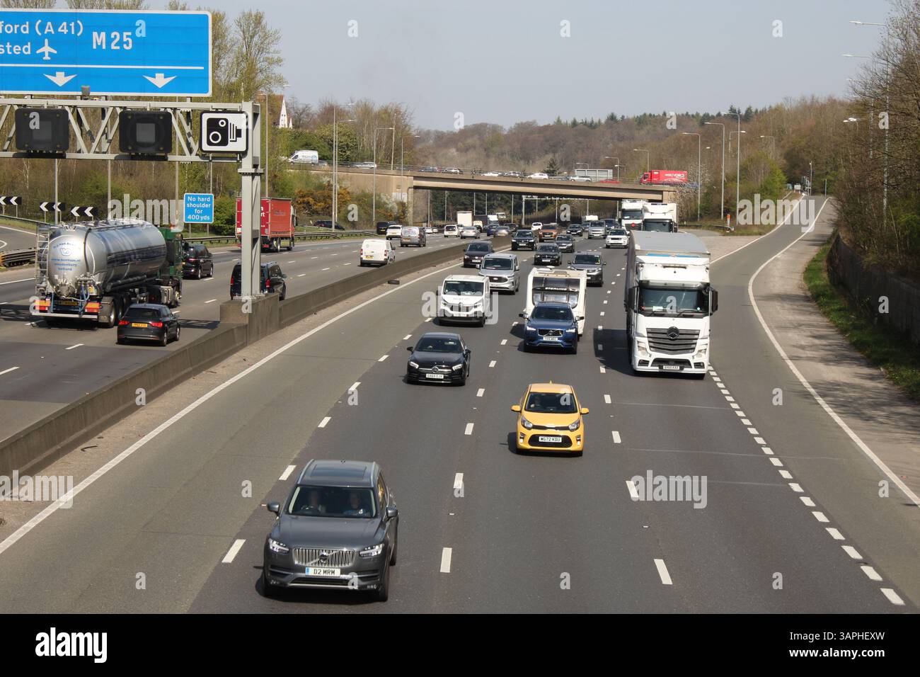 Vehicles on the M25 Motorway Stock Photo - Alamy