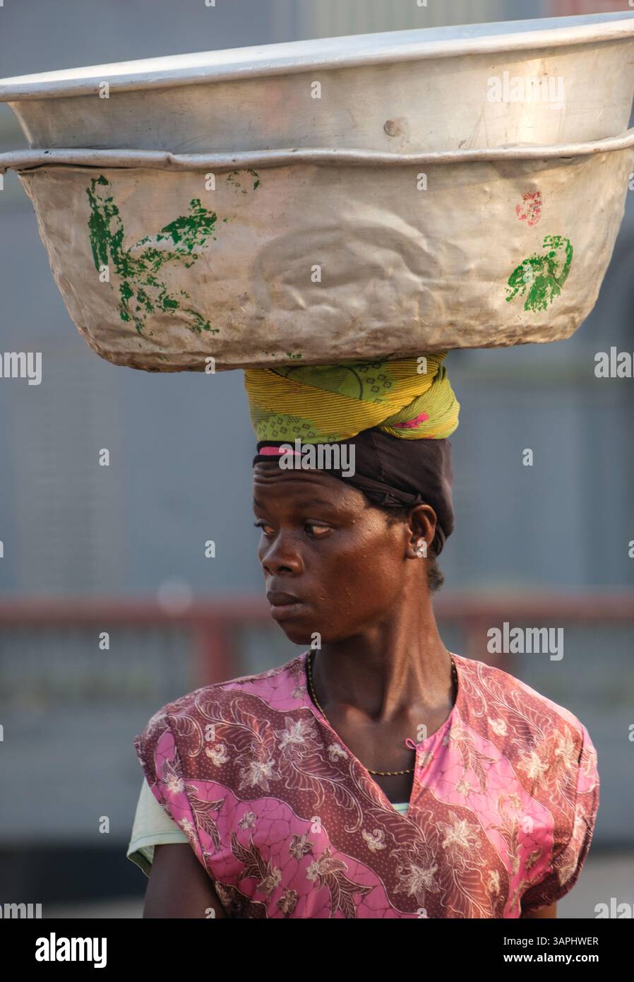 Ghana, Elmina. Woman Carrying Basins on Head Stock Photo - Alamy