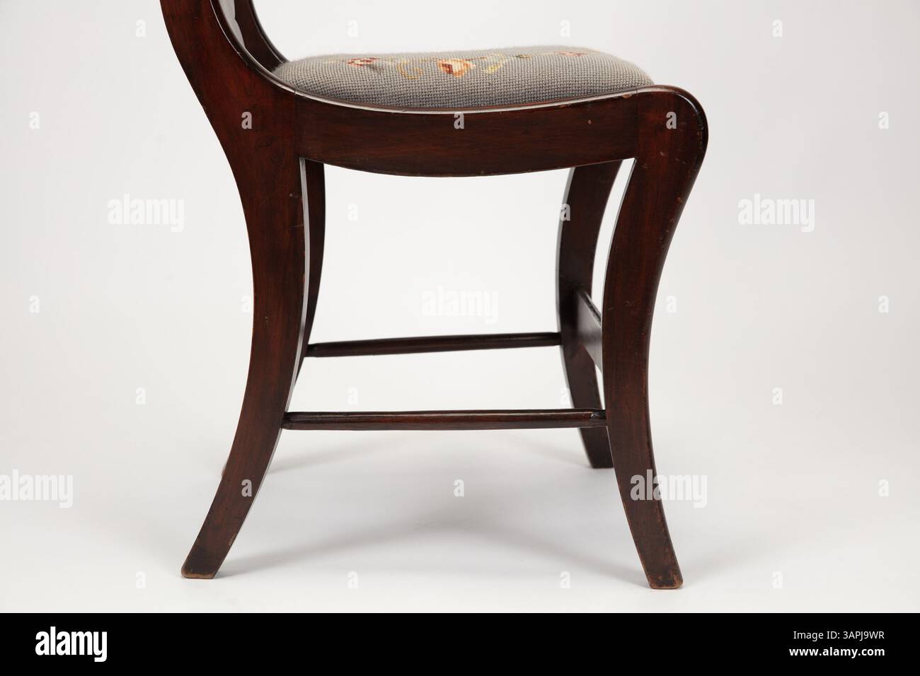 A mahogany klismos-style chair with a fiddle-shaped back splat and a ...