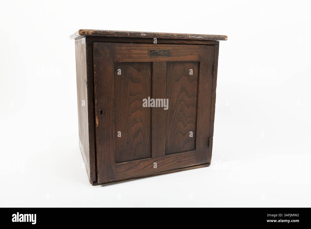 The Keystone View Company produced a 600-set cabinet for educational ...