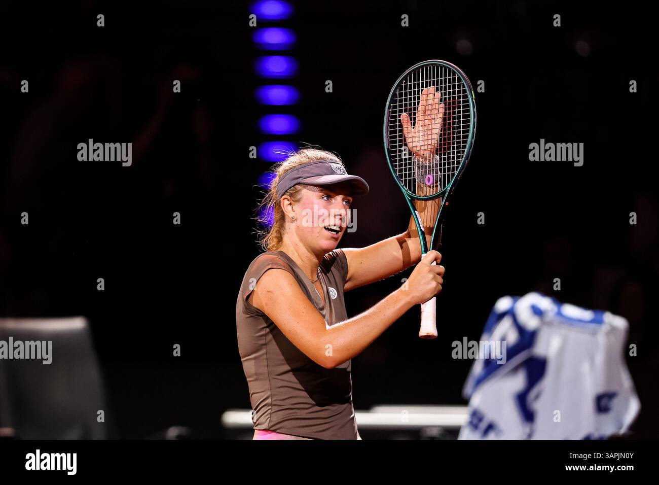 Magdalena Frech gewinnt den Match nach einem harten 3:12 Stunden Kampf ...