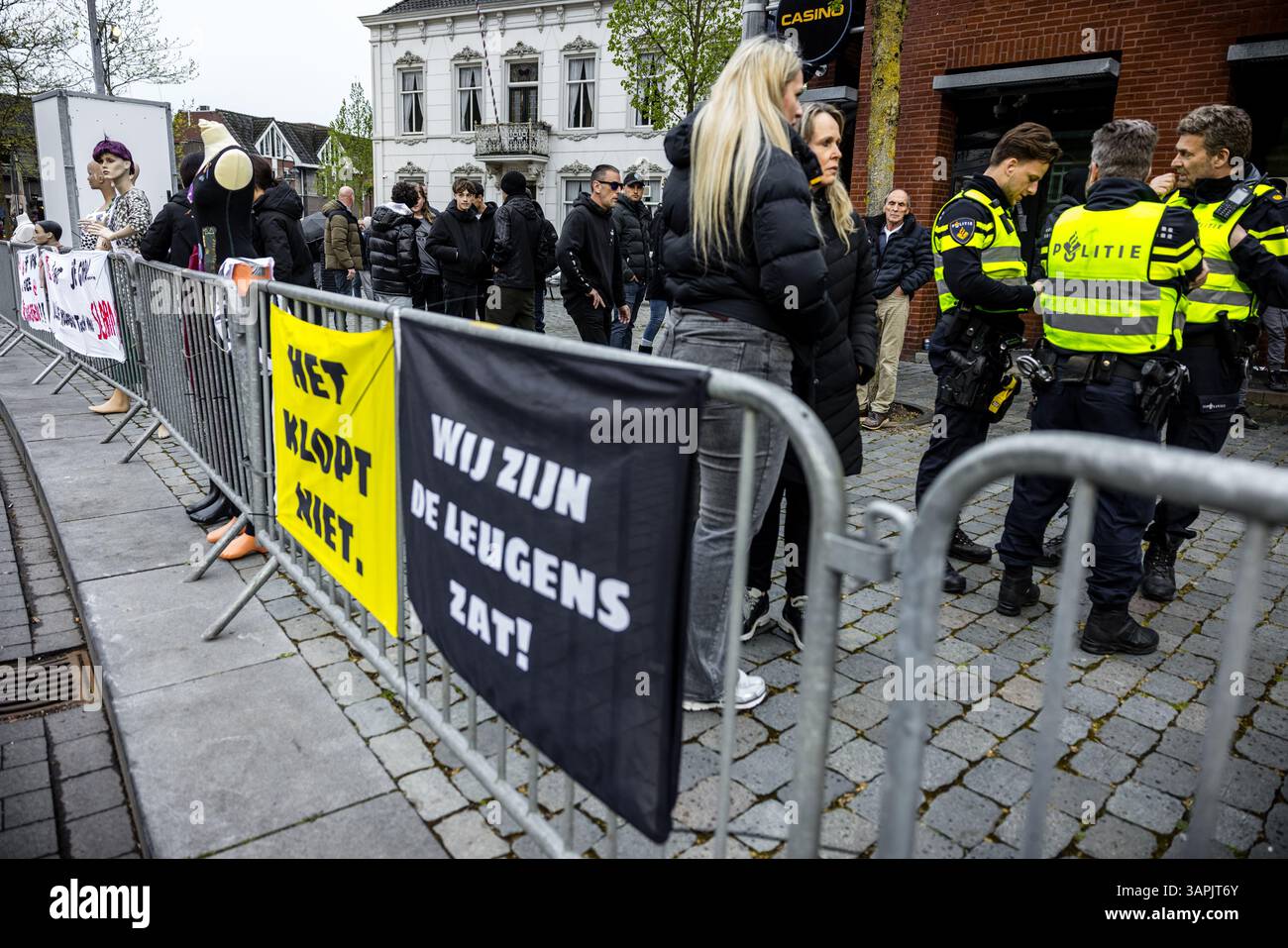 UDEN - Demonstrators during a residents' meeting about a planned azc in ...