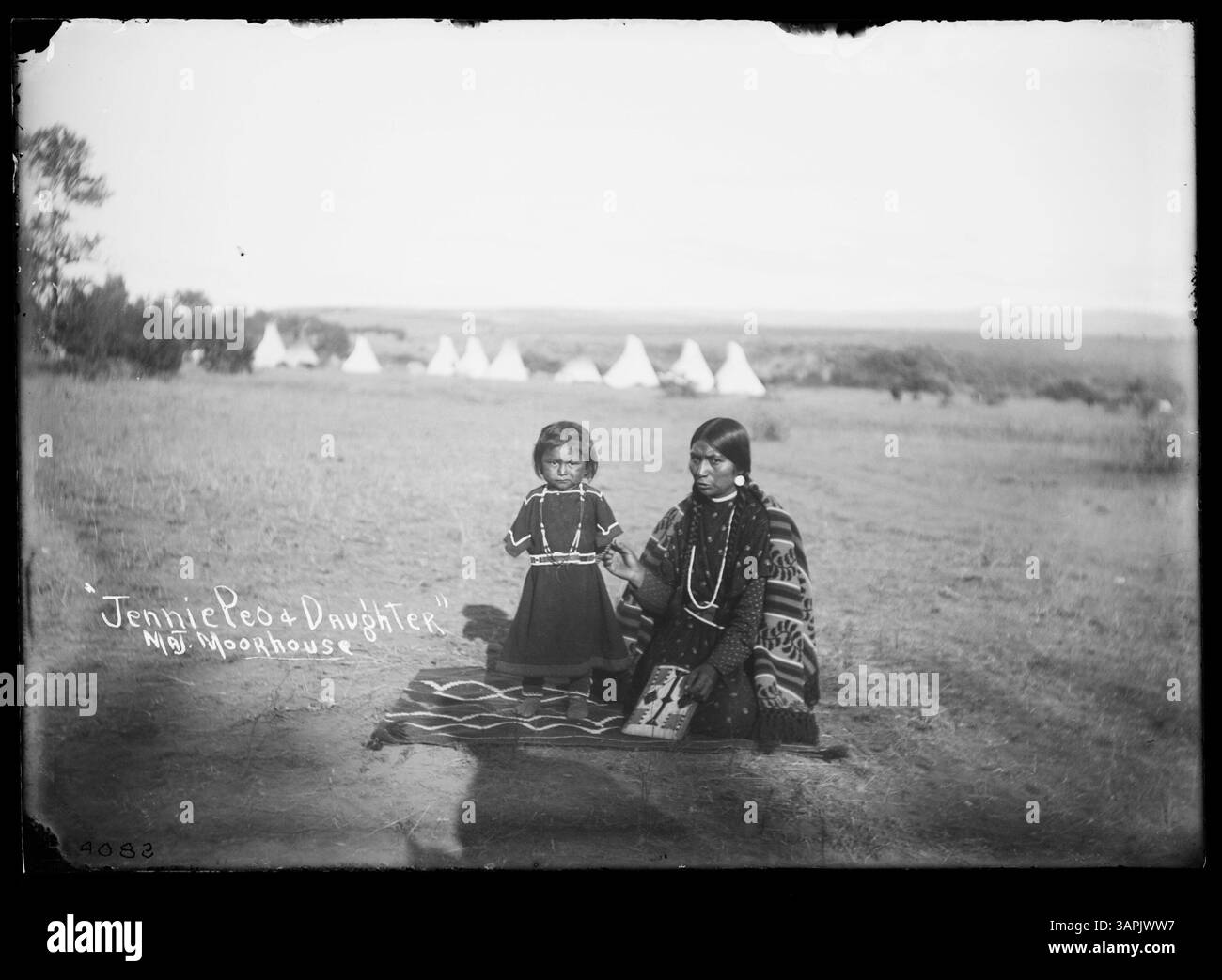 Jennie Peo with a child in camp, photographed by Lee Moorhouse ...