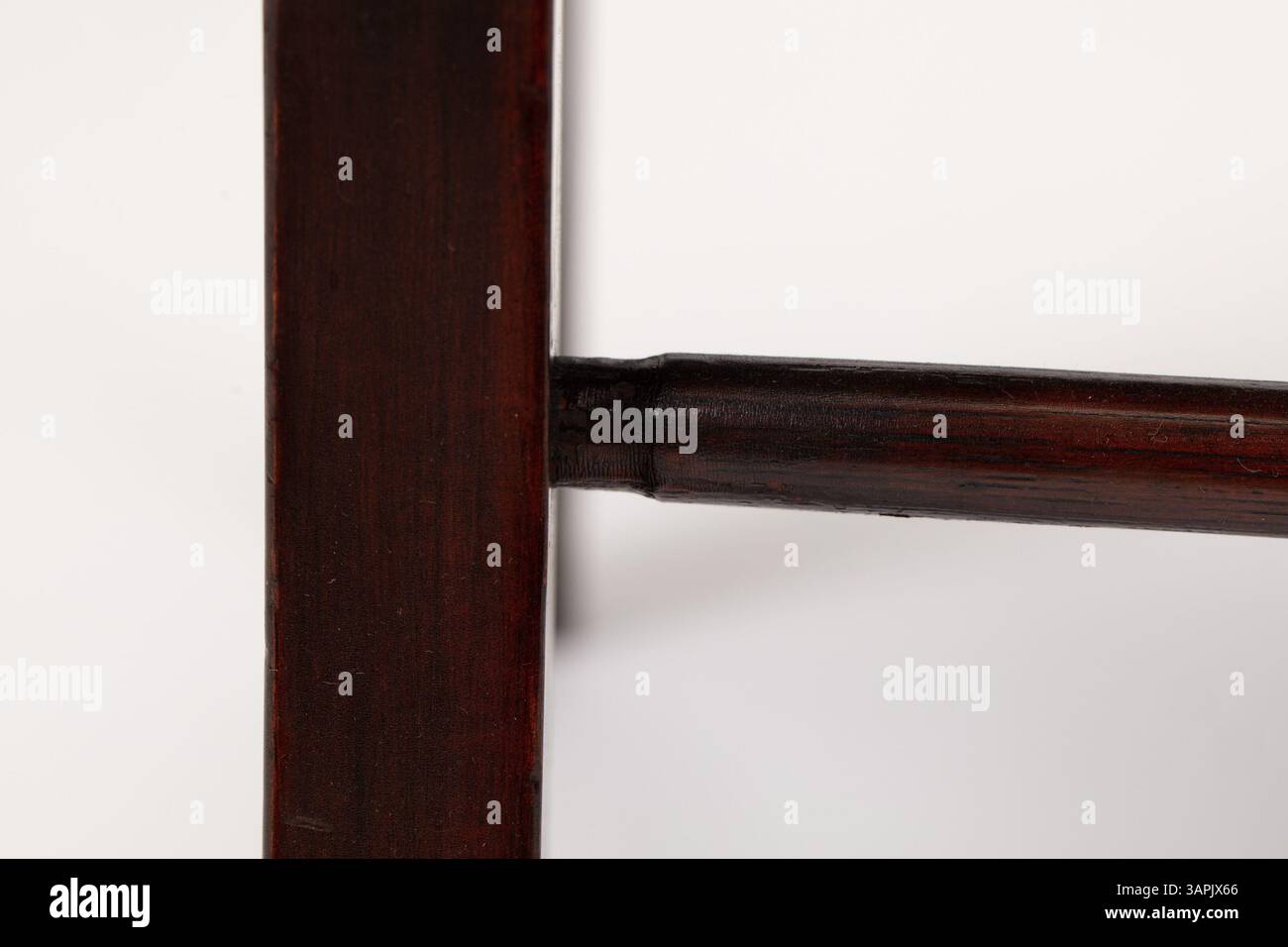 This mahogany Klismos-style chair features a fiddle-shaped back splat ...