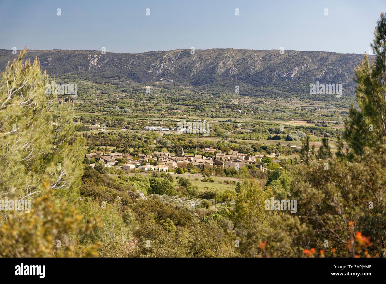 Idyllic landscape with Cabrières-d’Avignon (Vaucluse, Provence, France ...