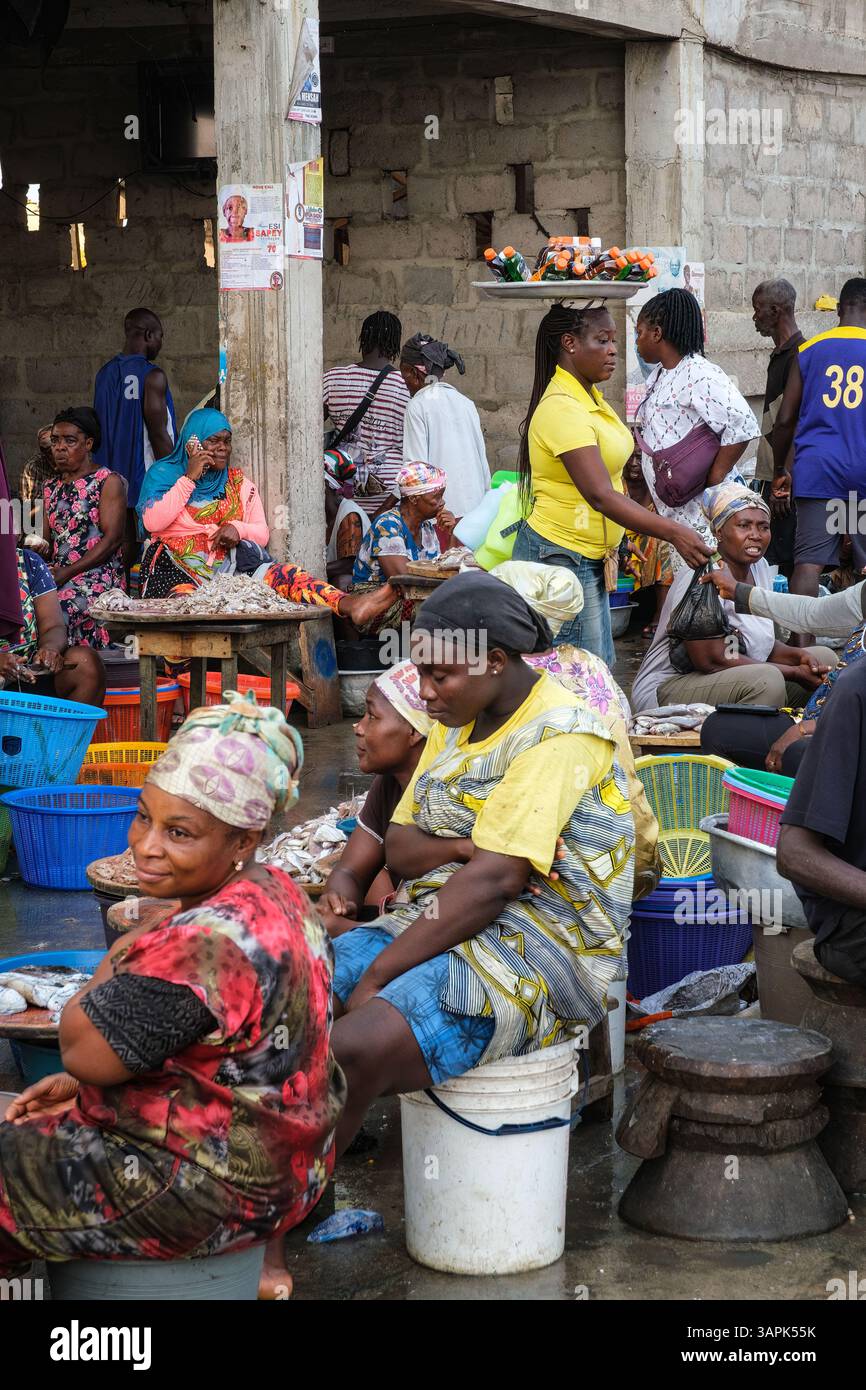 Ghana, Elmina. Early Morning Scene in Fish Market Stock Photo - Alamy