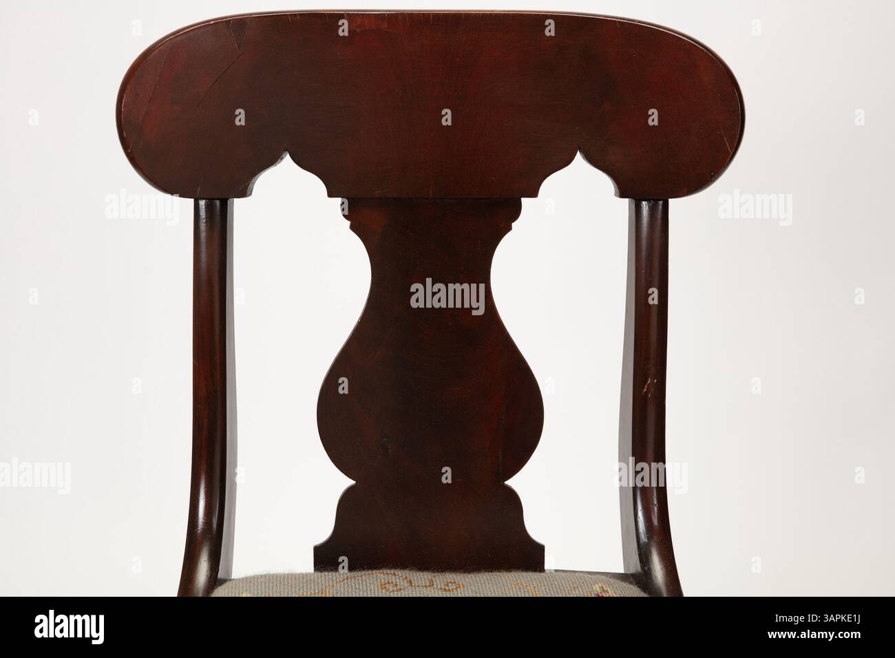 This mahogany klismos-style chair features a fiddle-shaped back splat ...