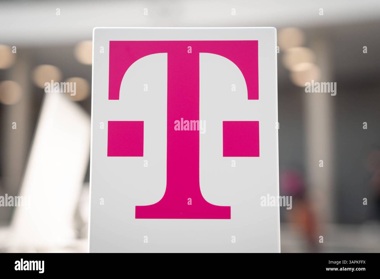 Symbolbild T das Logo der Deutschen Telekom Symbolbild T das Logo der ...