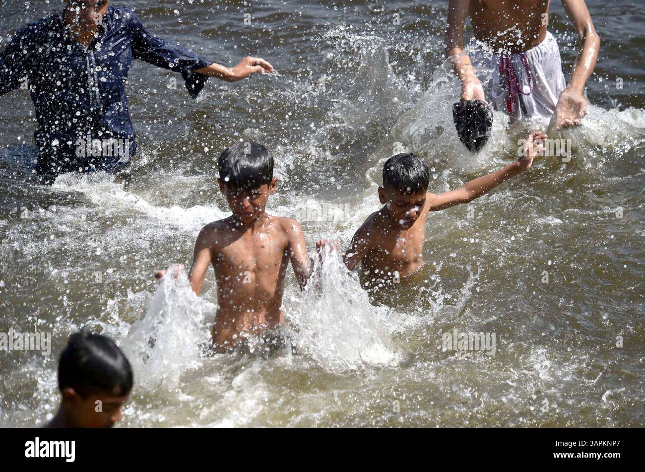 KARACHI, PAKISTAN, APR 16: Youth are enjoying bath into seawater to ...