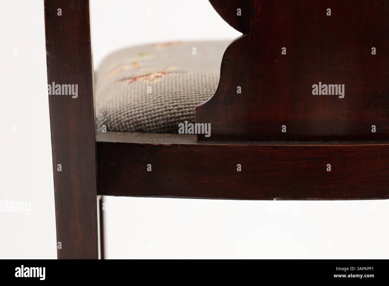 This mahogany Klismos-style chair features a fiddle-shaped back splat ...