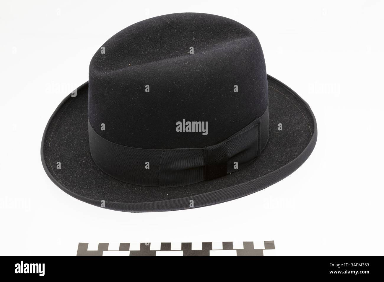 Mens black homberg hat hi-res stock photography and images - Alamy