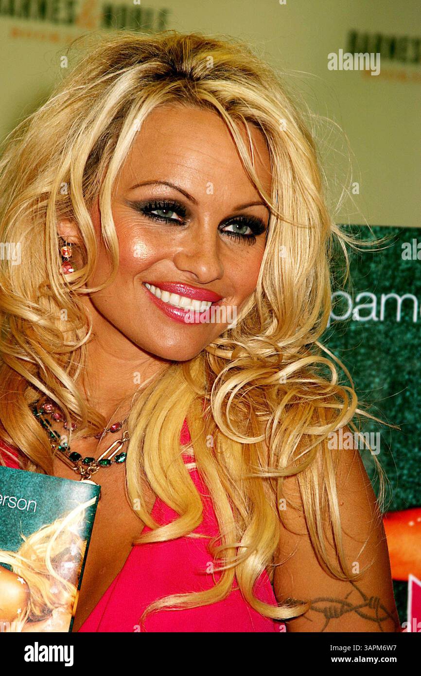 K38595PSC.PAMELA ANDERSON BOOK SIGNING TO PROMOTE HER NEW NOVEL ''STAR ...