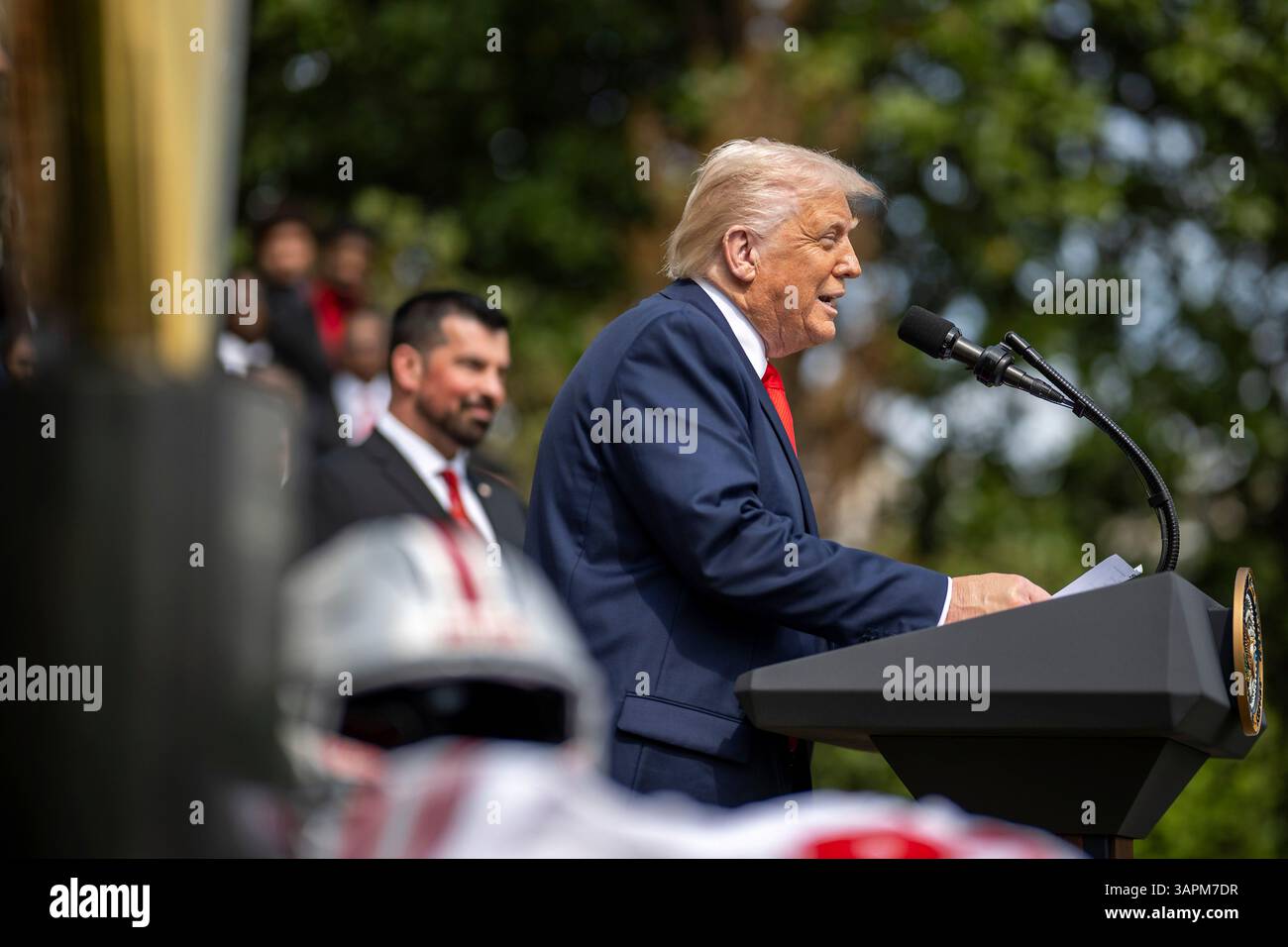 Donald trump side profile hi-res stock photography and images - Alamy