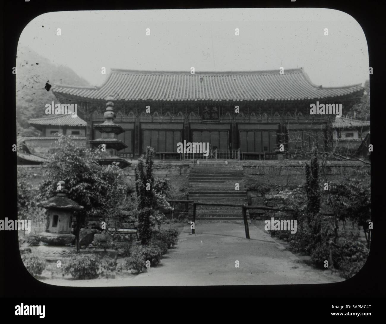 This 1917 photograph by Gertrude Bass Warner depicts the main hall of ...