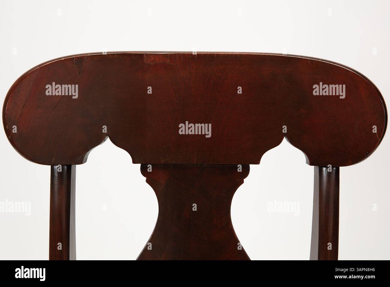This mahogany klismos-style chair has a fiddle-shaped back splat and a ...