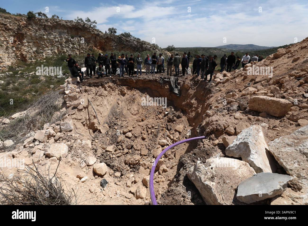 (250416) -- QABATIYA, April 16, 2025 (Xinhua) -- People gather at the ...