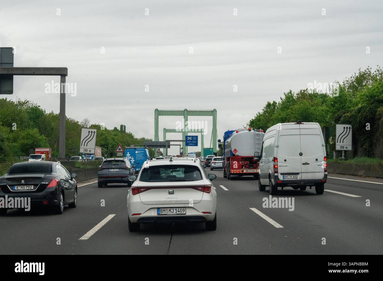 Viel Verkehr auf den Autobahnen um die Ostertage 16.04.2025: Köln ...