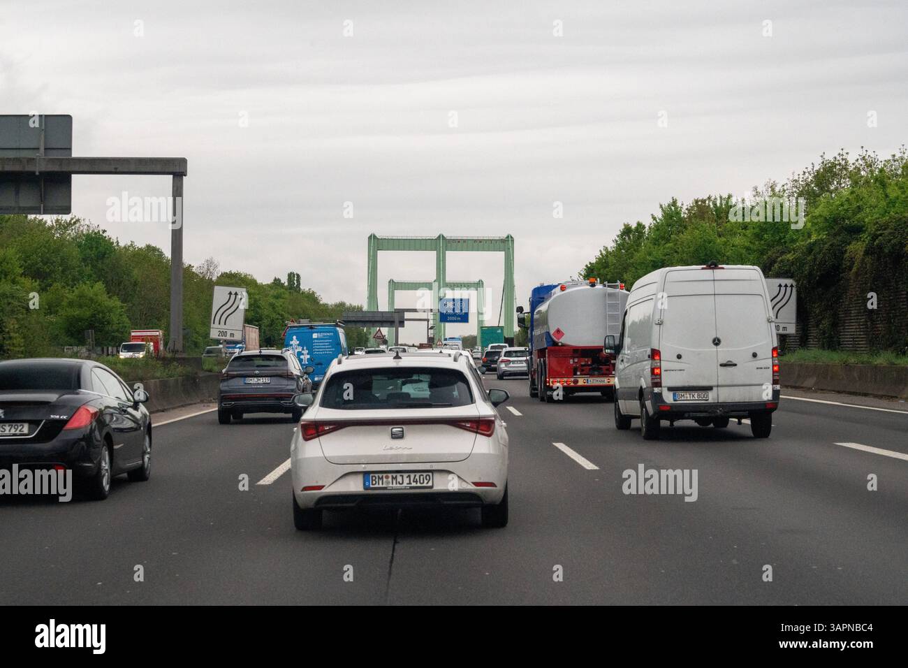 Viel Verkehr auf den Autobahnen um die Ostertage 16.04.2025: Köln ...