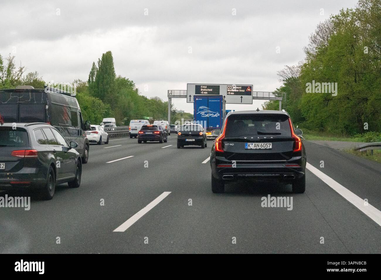 Viel Verkehr auf den Autobahnen um die Ostertage 16.04.2025: Köln ...