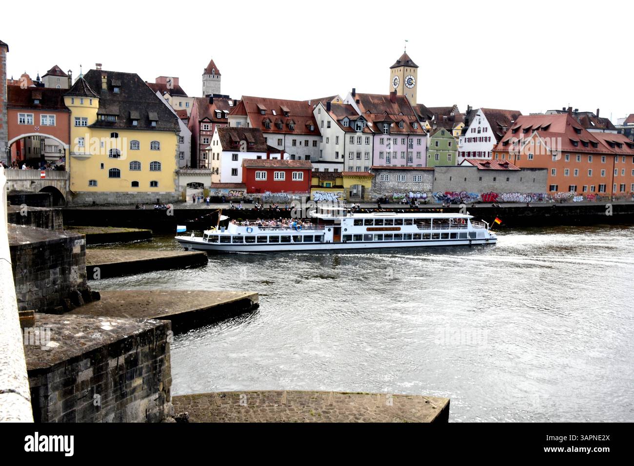 Muenchen 16.04.2025 Donau Schiff Bruckenmadl fuer Touristen Rundfahrten ...