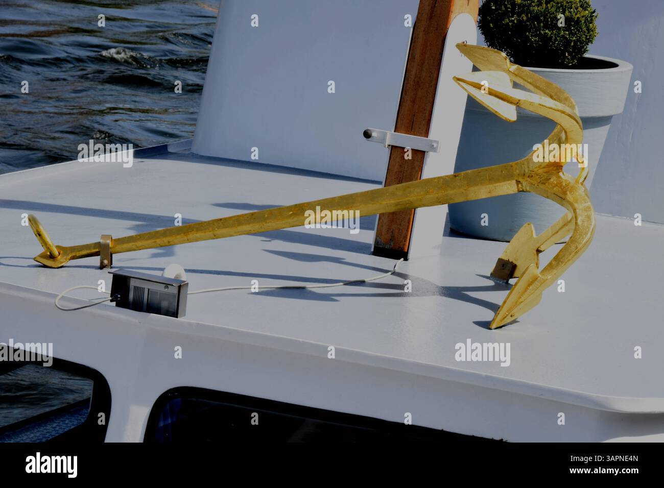 Muenchen 16.04.2025 Anker auf Donau Schiff an der Anlegestelle ...