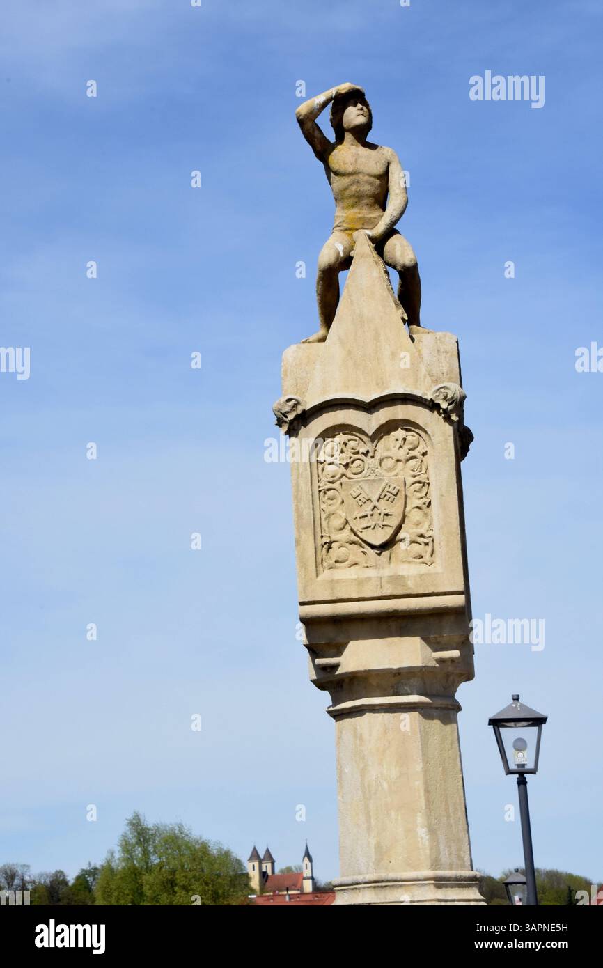 Muenchen 16.04.2025 Bruckenmandl auf Steinerne Bruecke Regensburg *** Munich 16 04 2025 ...