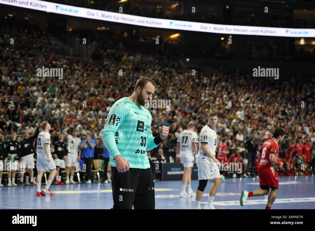 v.l. Andreas Wolff (THW Kiel #33) THW Kiel vs. MT Melsungen, Handball ...