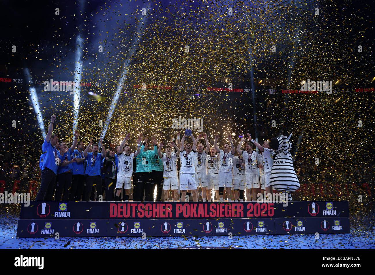 Koeln, Deutschland. 13th Apr, 2025. v.l. THW Kiel DHB Pokal Sieger THW ...