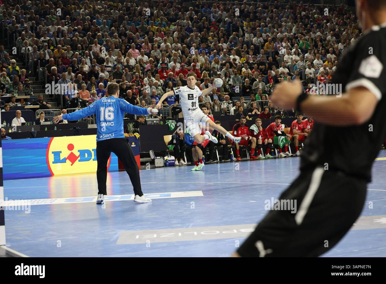 Koeln, Deutschland. 13th Apr, 2025. v.l. Nebojsa Simic (MT Melsungen ...