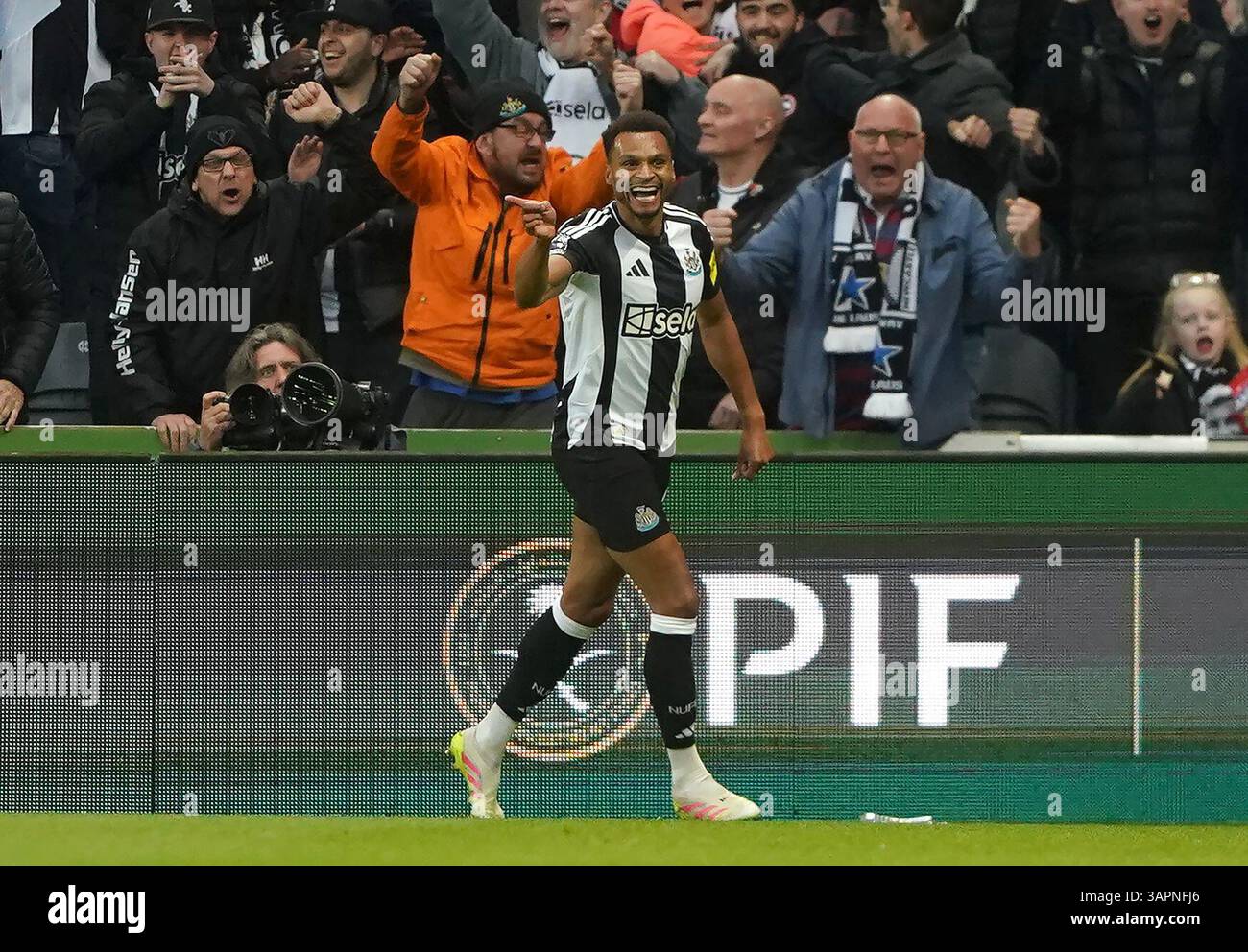 Newcastle United's Jacob Murphy celebrates scoring their side's first ...