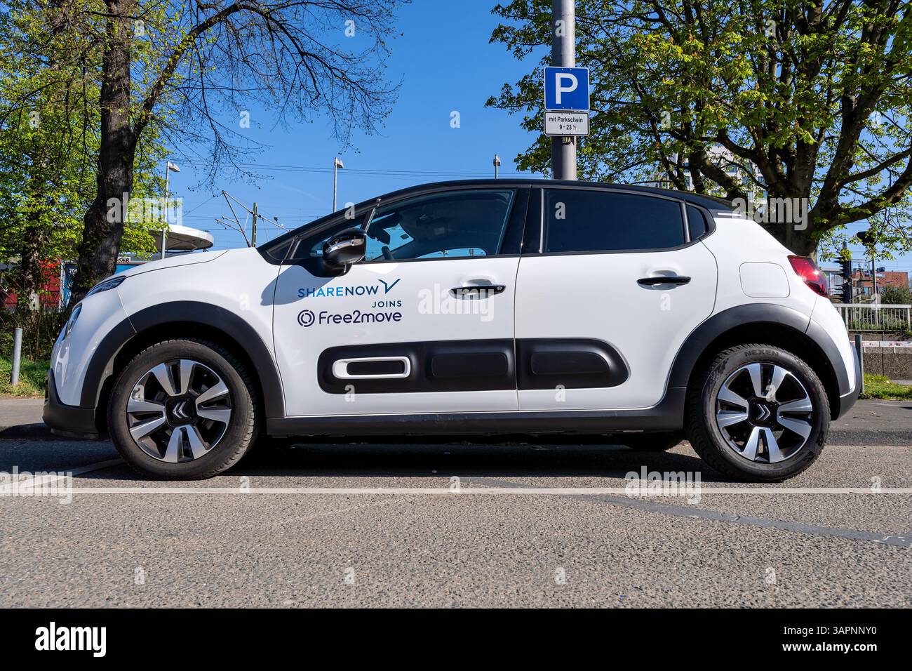 Share now car hi-res stock photography and images - Alamy