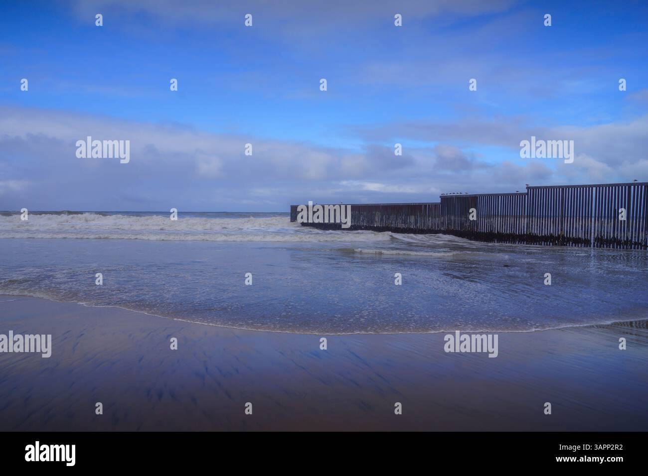 Border wall in Mexican city of Tijuana, the US-Mexico barrier, goes ...