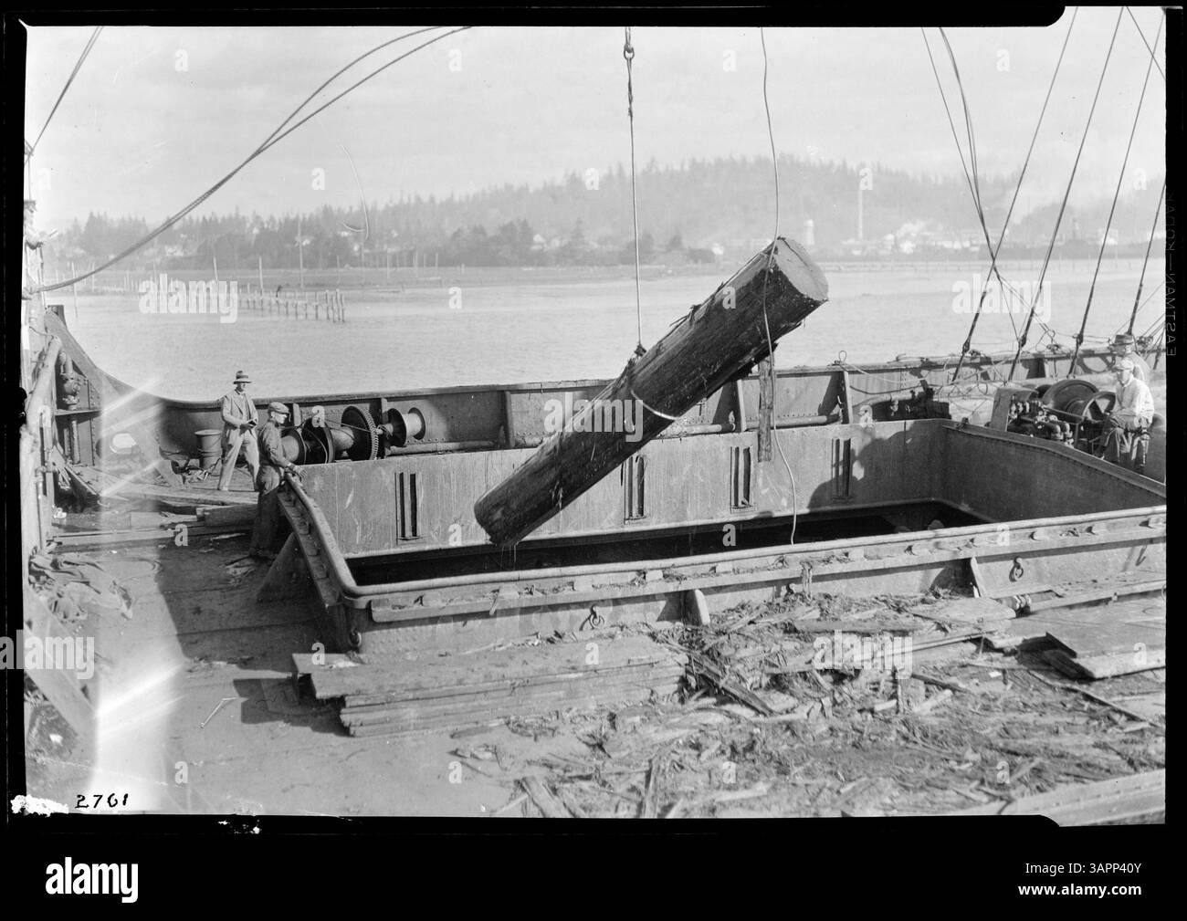 This Lee Moorhouse photograph depicts the 'Taigen Maru' (Osaka) loading ...