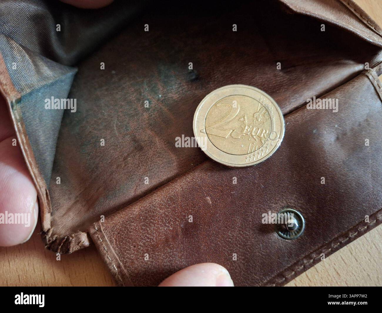 Stockbilder 04/2025 2 Euro Münze vor einem leeren Geldbörse Hamburg ...