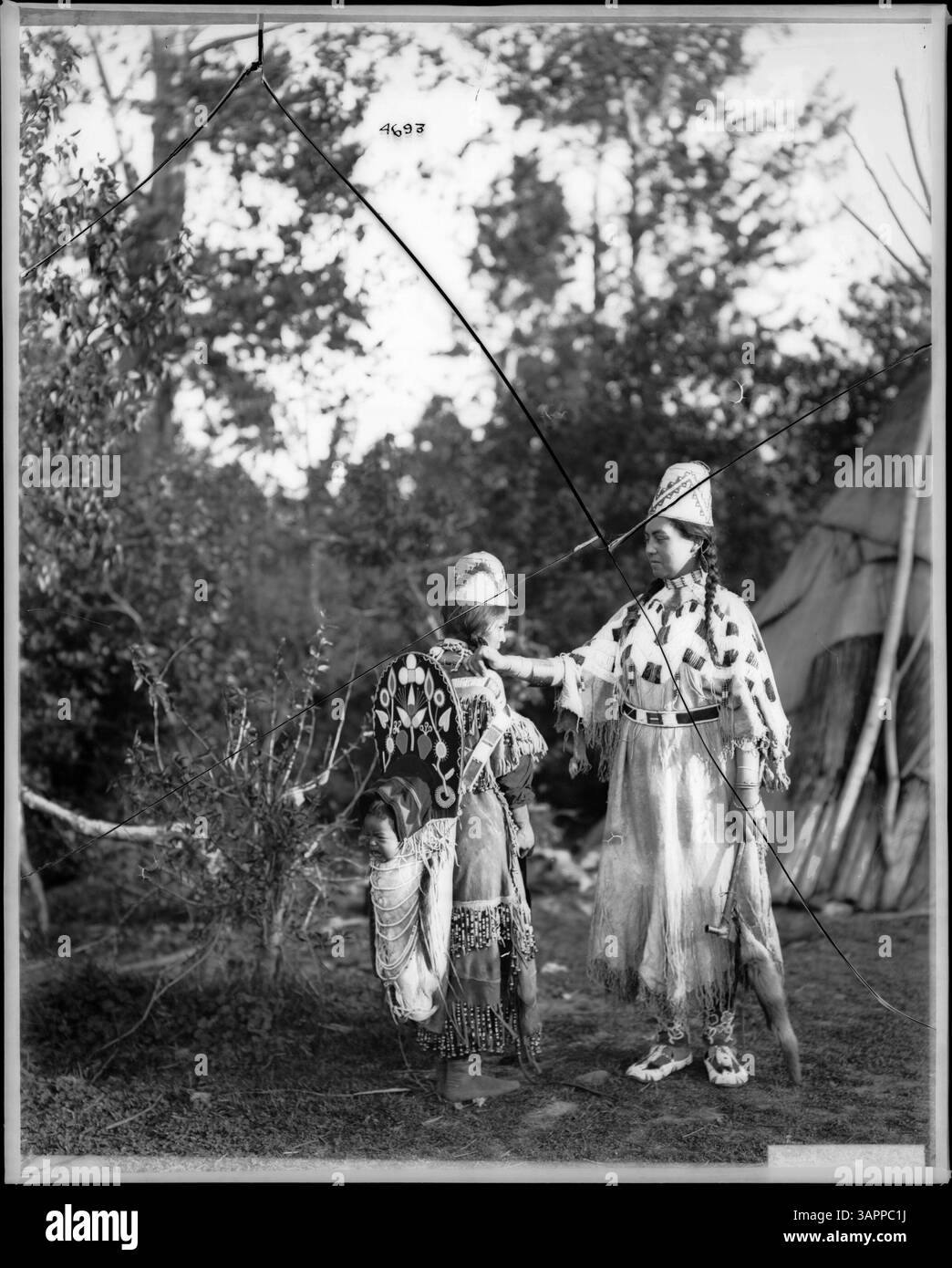 Native women in regalia Black and White Stock Photos & Images - Alamy