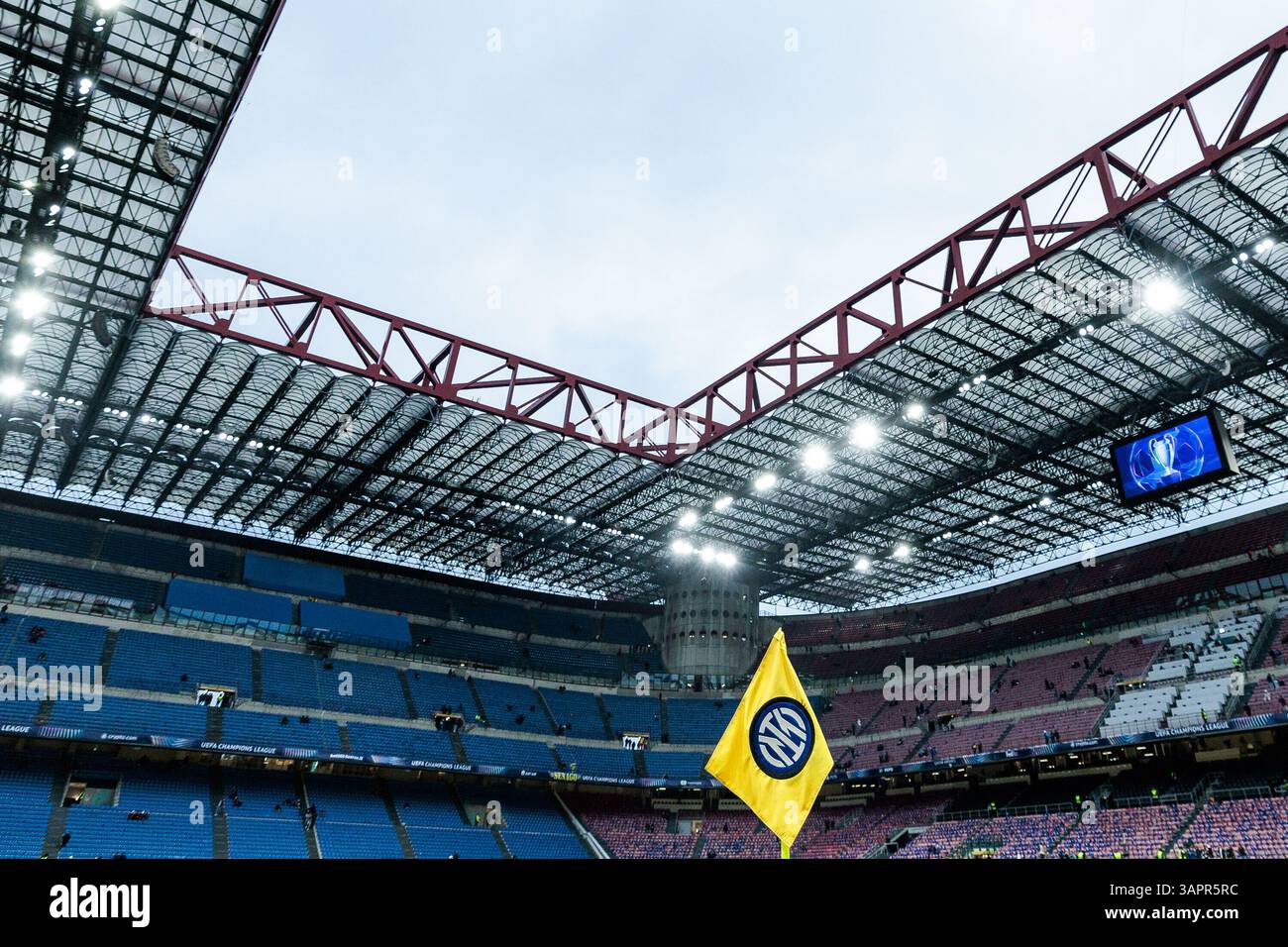 Mailand, Italien. 16th Apr, 2025. Innenansicht San Siro vor Spielbeginn UEFA Champions League ...