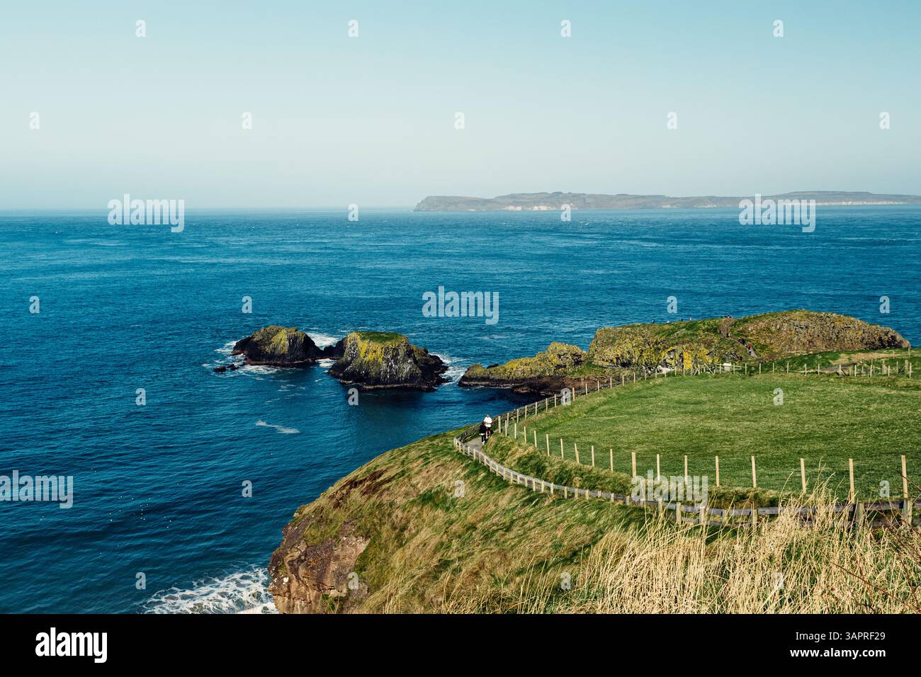 Couple walks along cliffs hi-res stock photography and images - Alamy