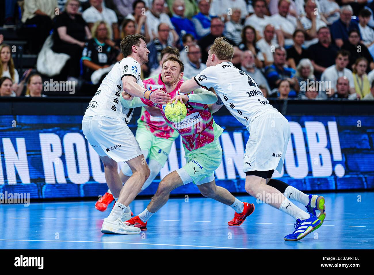 Kiel, Deutschland. 16th Apr, 2025. Magnus Landin (THW Kiel, #07 ...