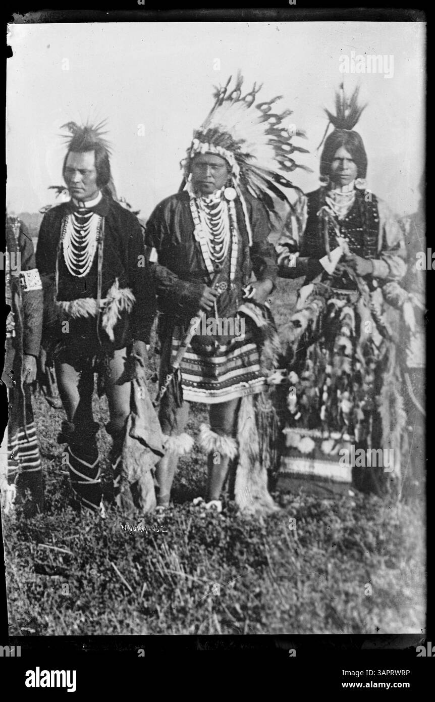 Members traditional native american Black and White Stock Photos ...