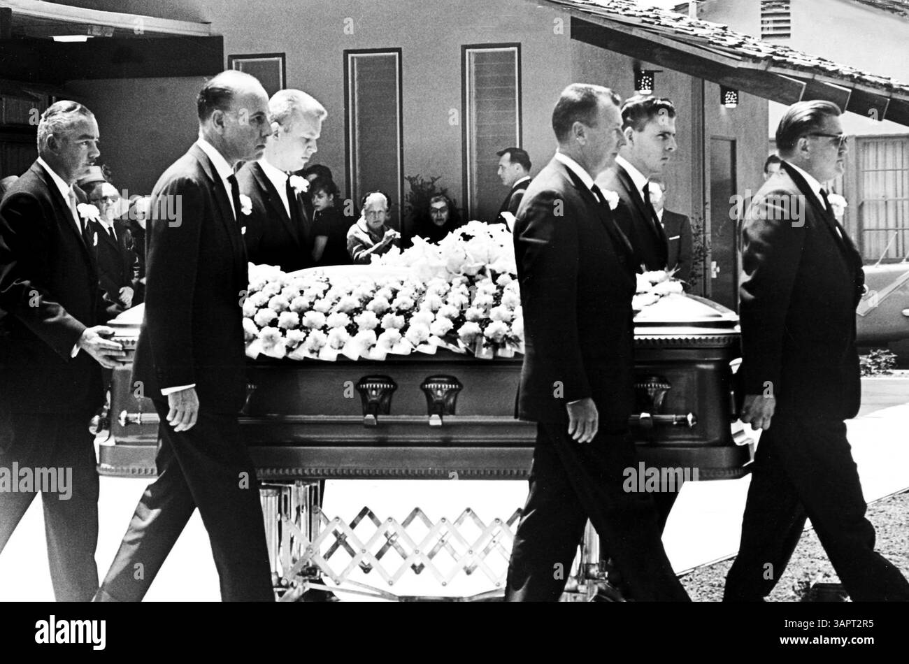 Jan. 1, 2011 - MARILYN MONROE'S FUNERAL.Â© MARILYNMONROEOBIT(Credit ...