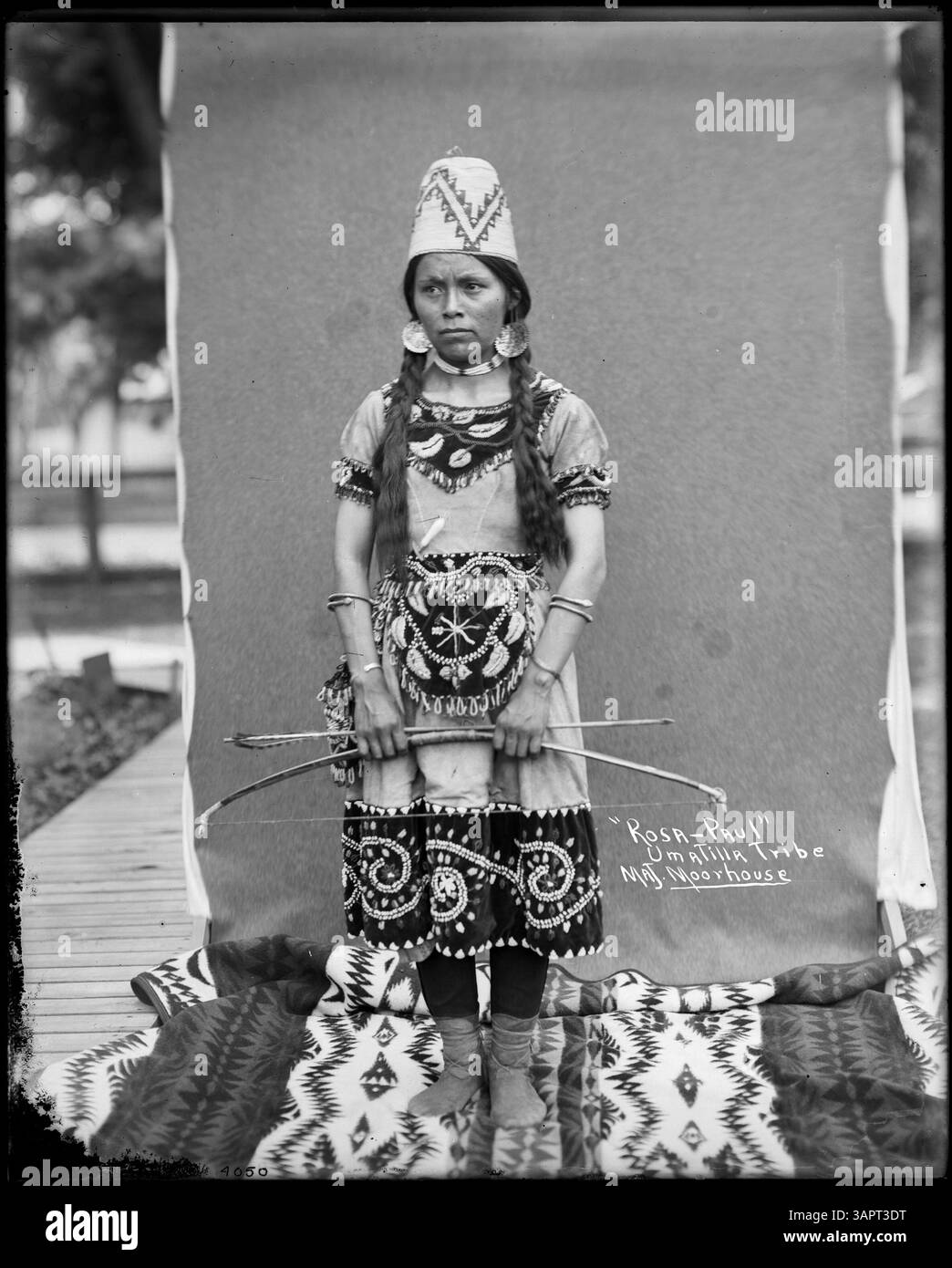 Woman wearing native american accessories hi-res stock photography and ...