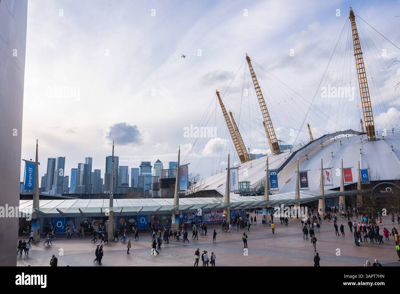Lively canary wharf plaza hi-res stock photography and images - Alamy